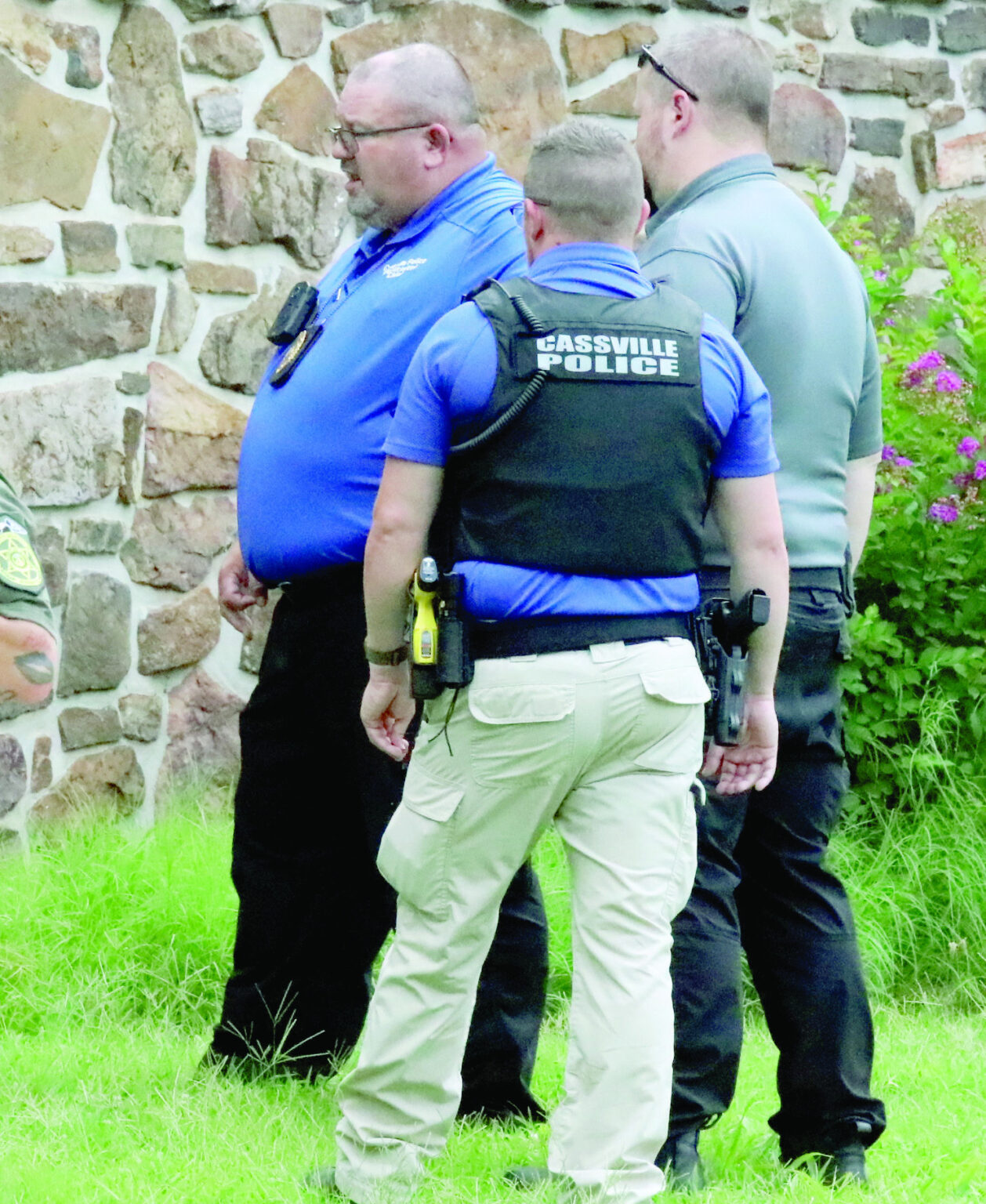 Police converge on home after suspect flees - Cassville Democrat
