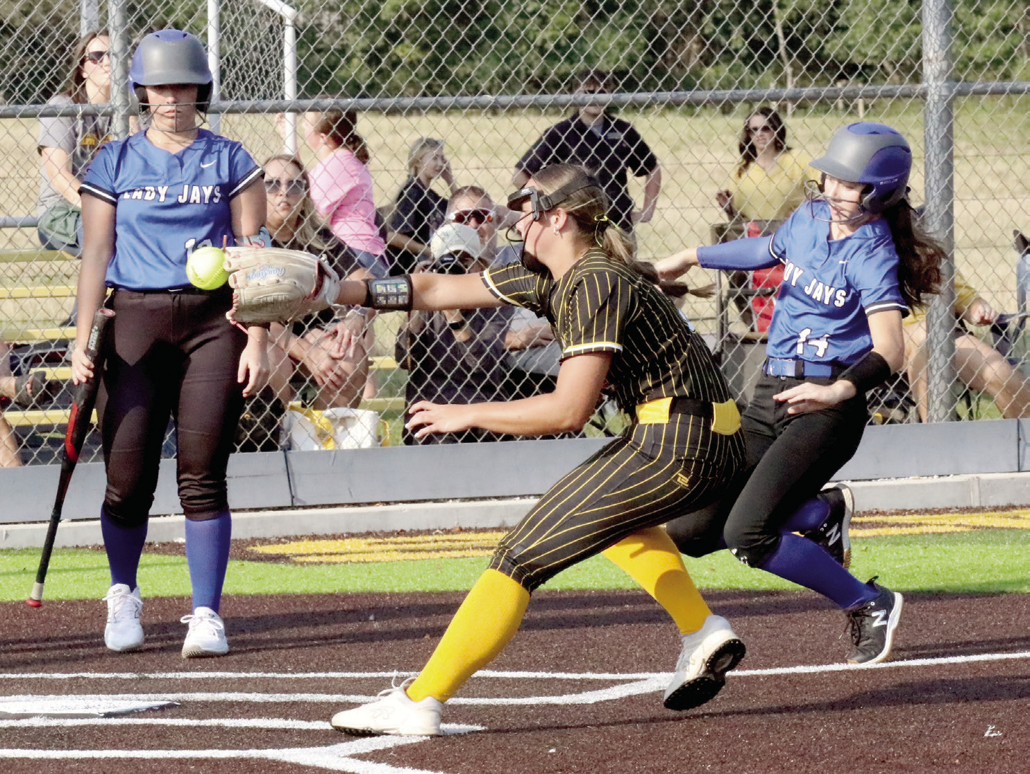 Lady ‘Cats lean on leadership - Cassville Democrat